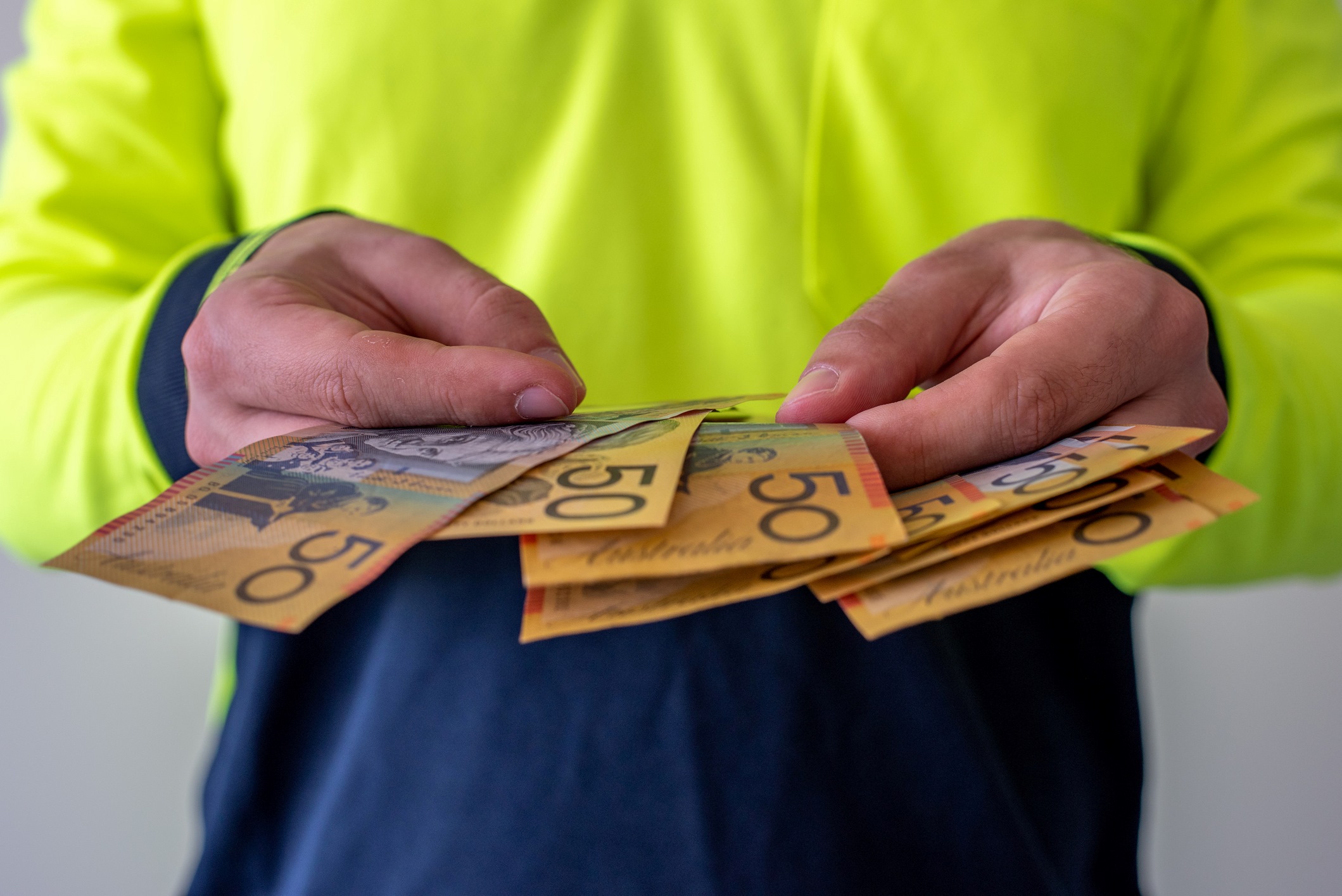 Average Aussie wage now above $2000 a week – Newsreel