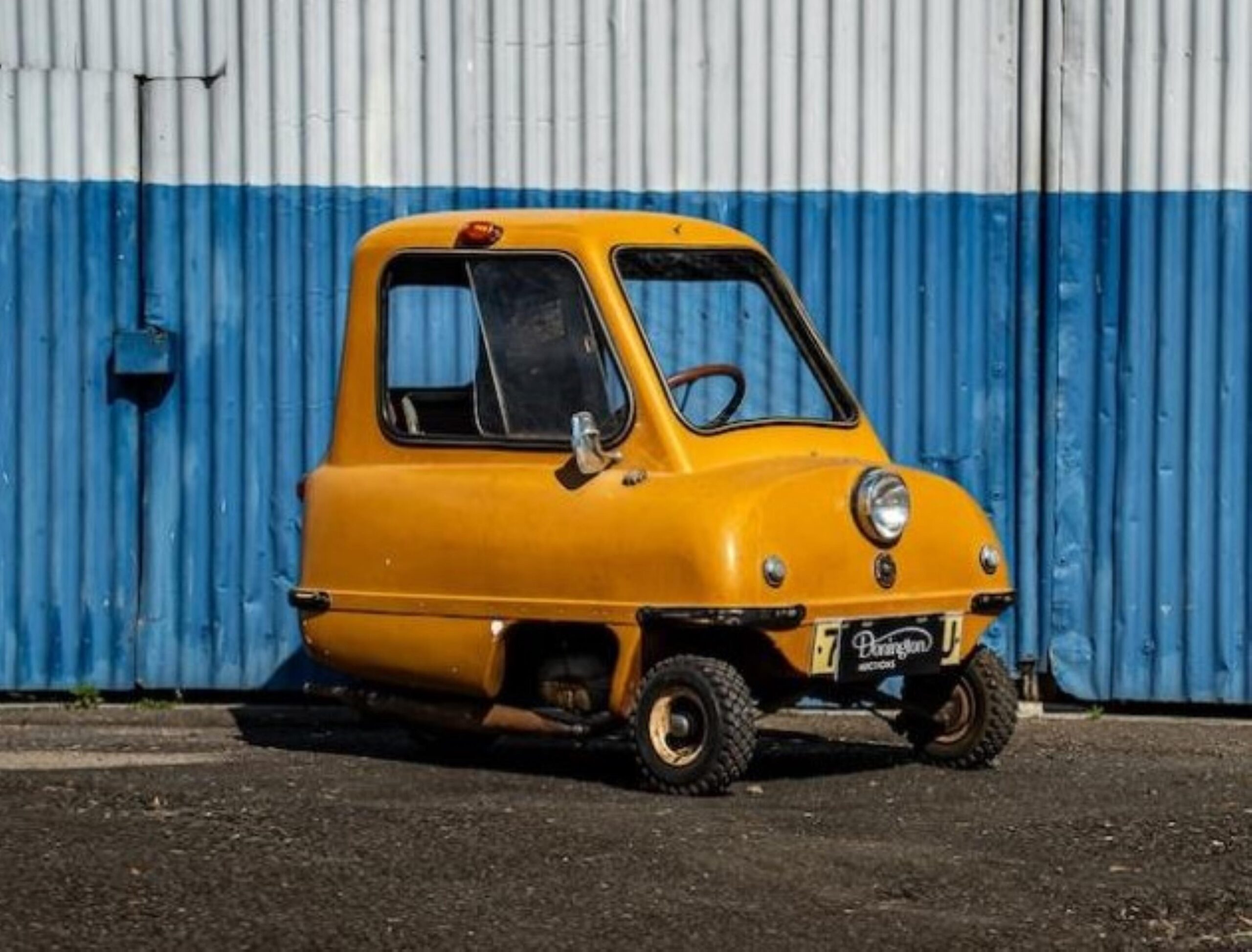 Queenslander’s world-smallest car sells for $85,000 – Newsreel